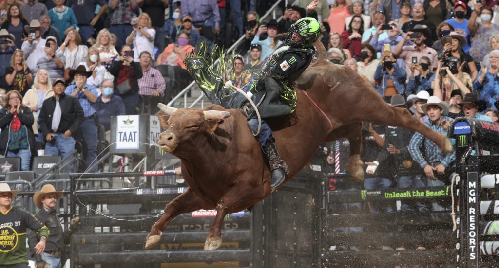 Pro bull riders battle for world title at Dickies Arena - Fort Worth ...