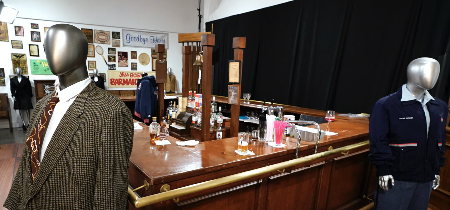 'Cheers' bar sells for $675,000 at Dallas auction of items from classic ...