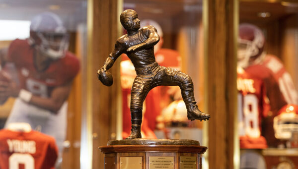 LSU's Jayden Daniels wins Davey O'Brien Award - Fort Worth Business Press